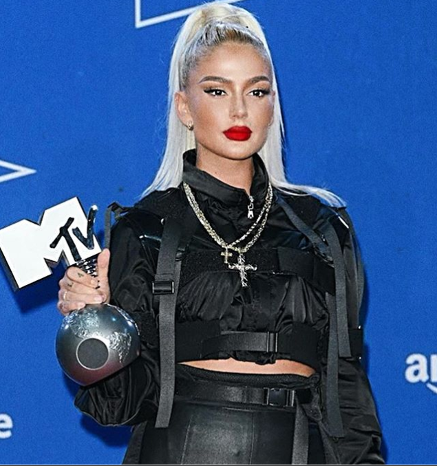 Loredana Zefi pozon me trofeun që mori mbrëmë në MTV EMA Loredana Zefi pozon me trofeun që mori mbrëmë në MTV EMA