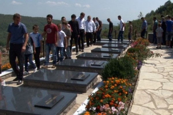25 vjet nga vrasja e 11 anëtarëve të familjes Asllani 25 vjet nga vrasja e 11 anëtarëve të familjes Asllani